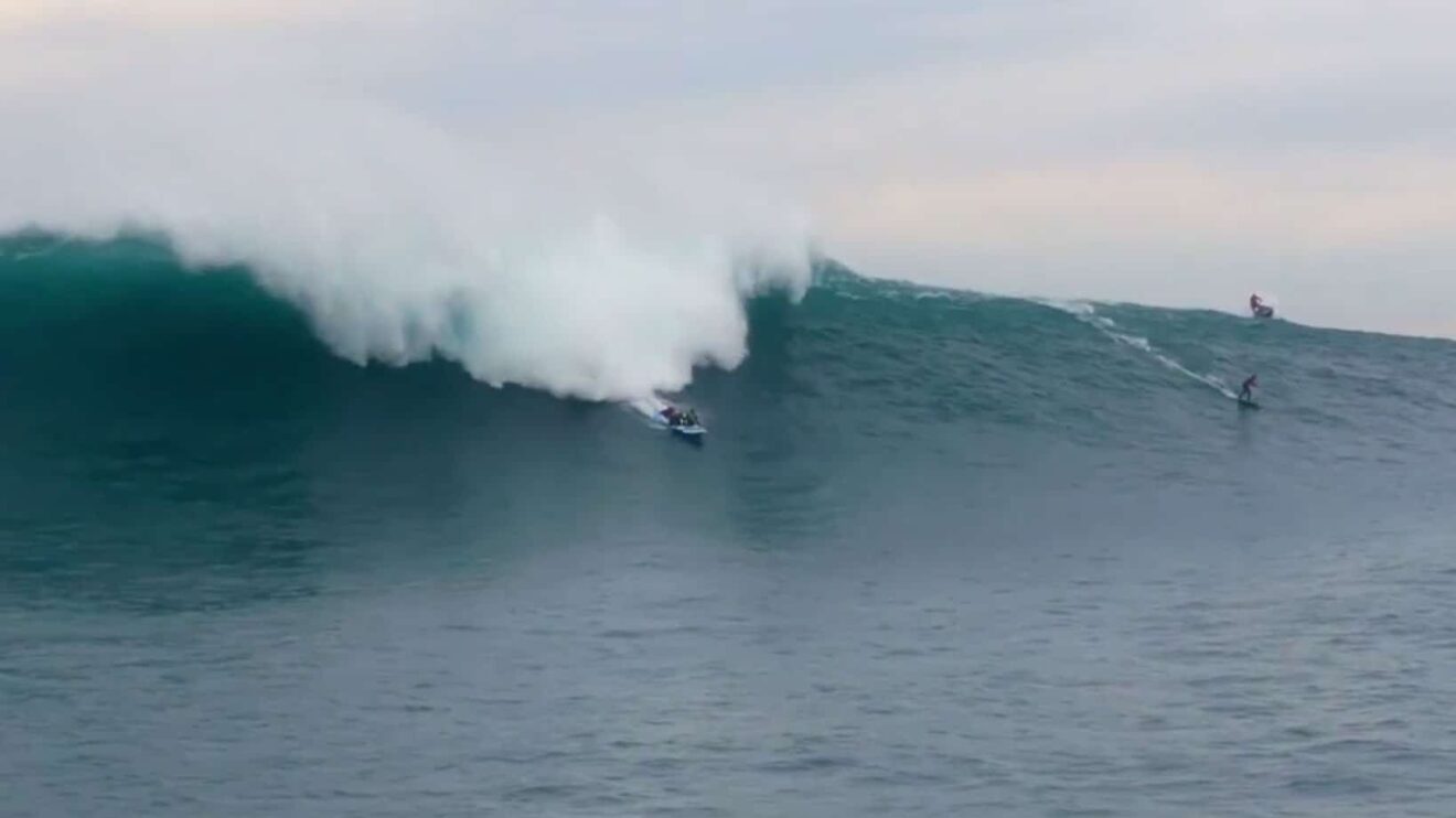 Le Goliath Sup d'Anonym surf l'énorme vague de Belharra